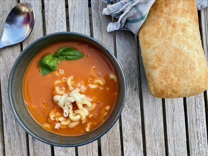Tomatsuppe med suppehorn - hjemmelavet tomatsuppe